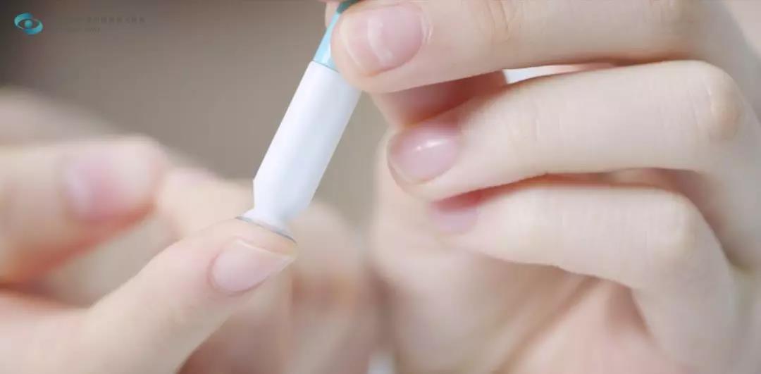 小助手攻略丨超详细OK镜、RGP隐形眼镜摘镜视频来了！ - 目立康Menicon（美尼康）官网